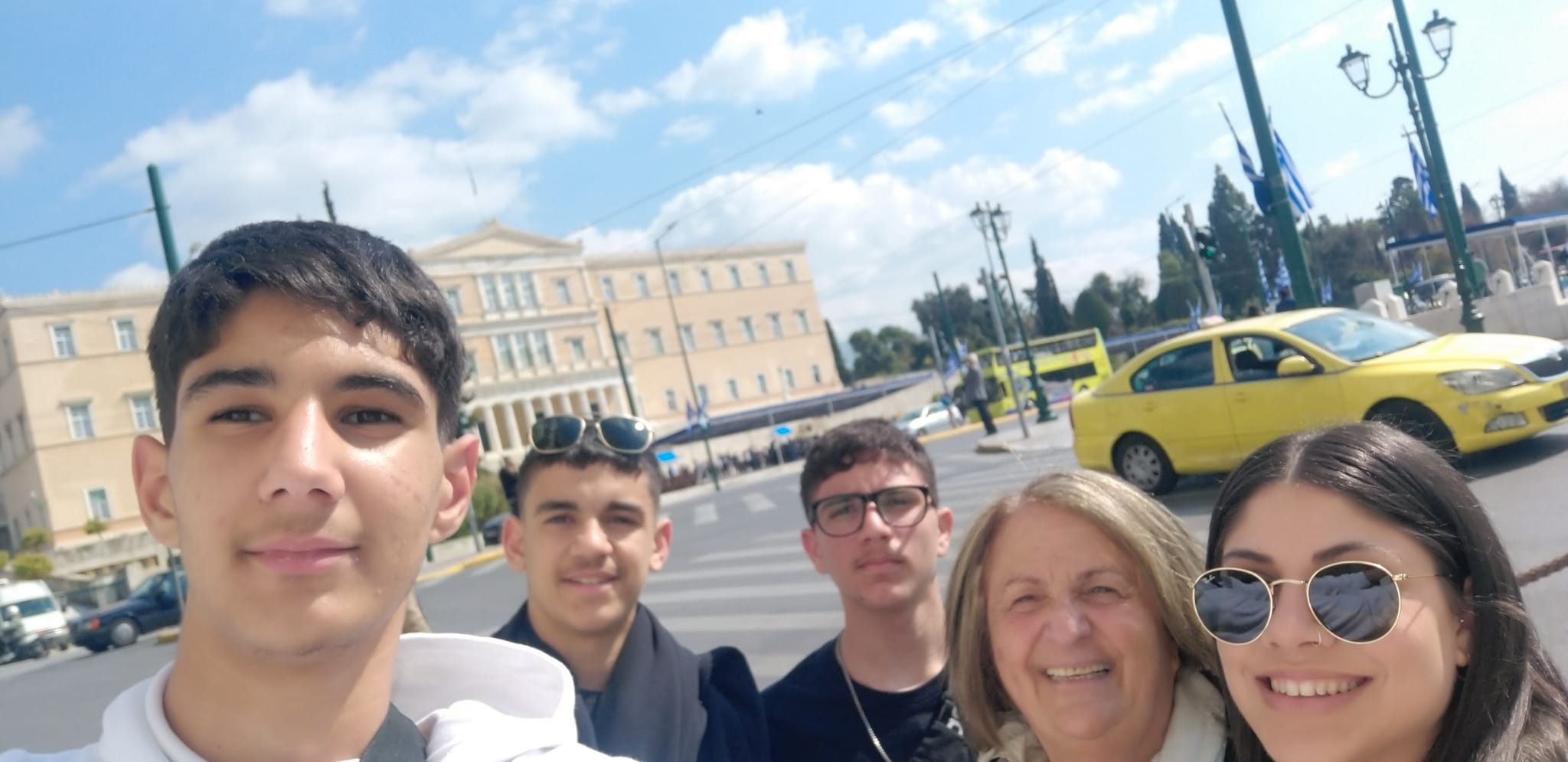 Η Δήμαρχος Λευκονοίκου με τα παιδιά του Λευκονοίκου στην πλατεία ...