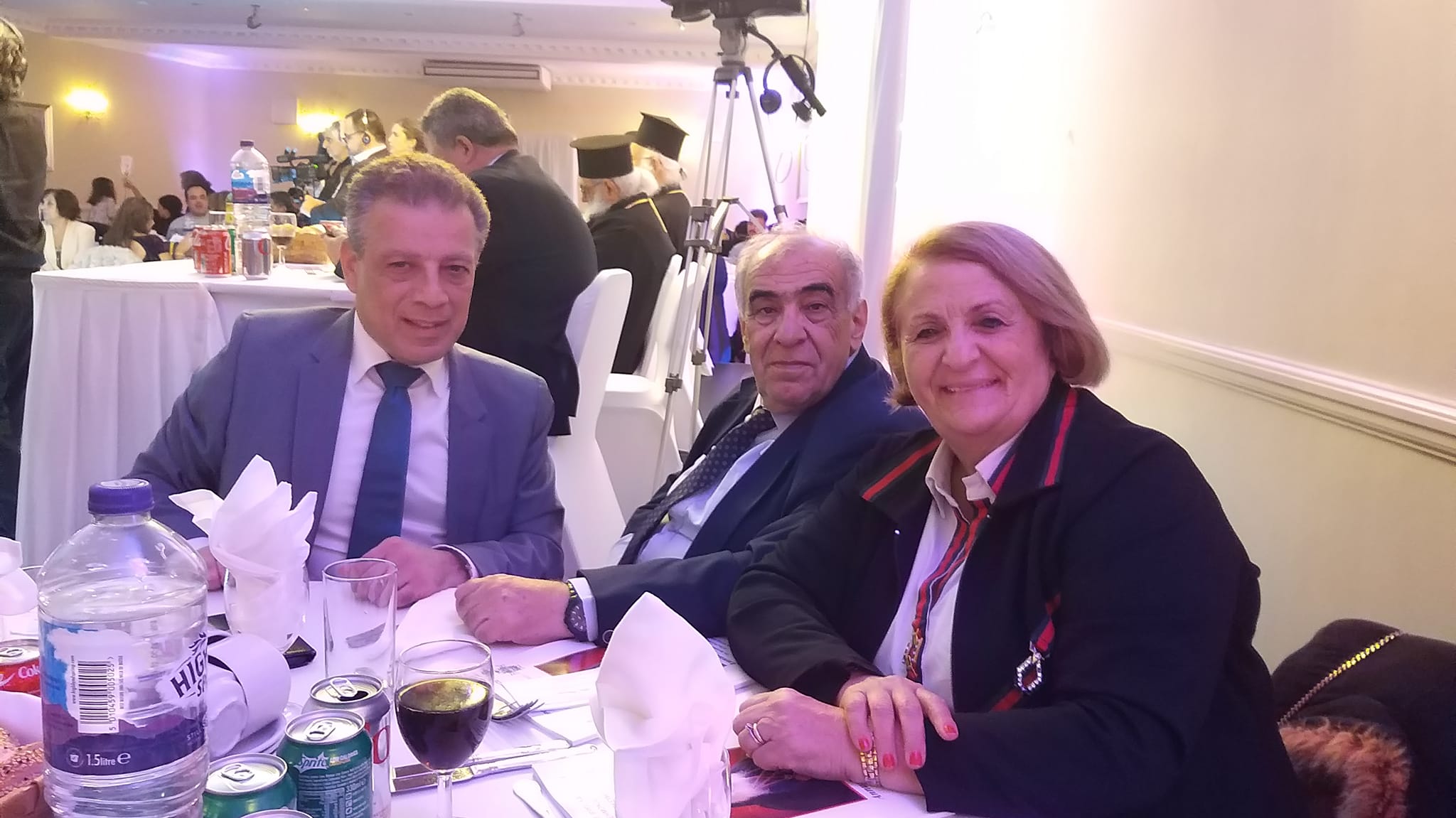 Ο Πρόεδρος της Ένωσης Λευκονοικιατών Αγγλίας μαζί με τη Δήμαρχο ...